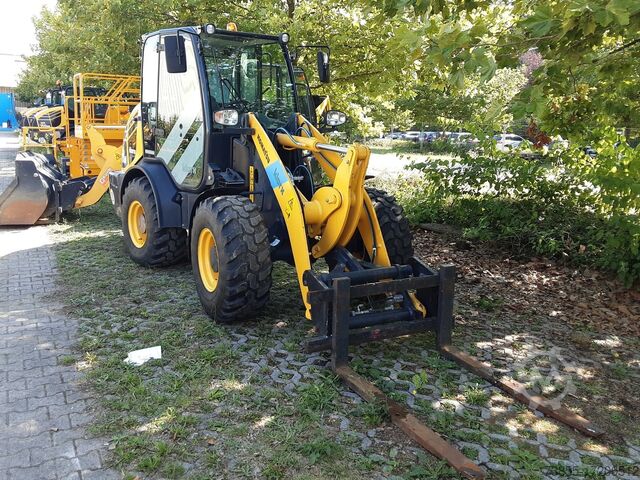 Utovarivač točkova
Komatsu WA70M-8E0 with bucket and palletfork