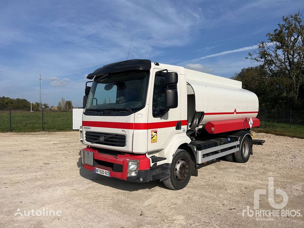 Prodaje se Volvo FLL42RD5L1 4x2 Camion Citerne autocisternu za gorivo na aukciji