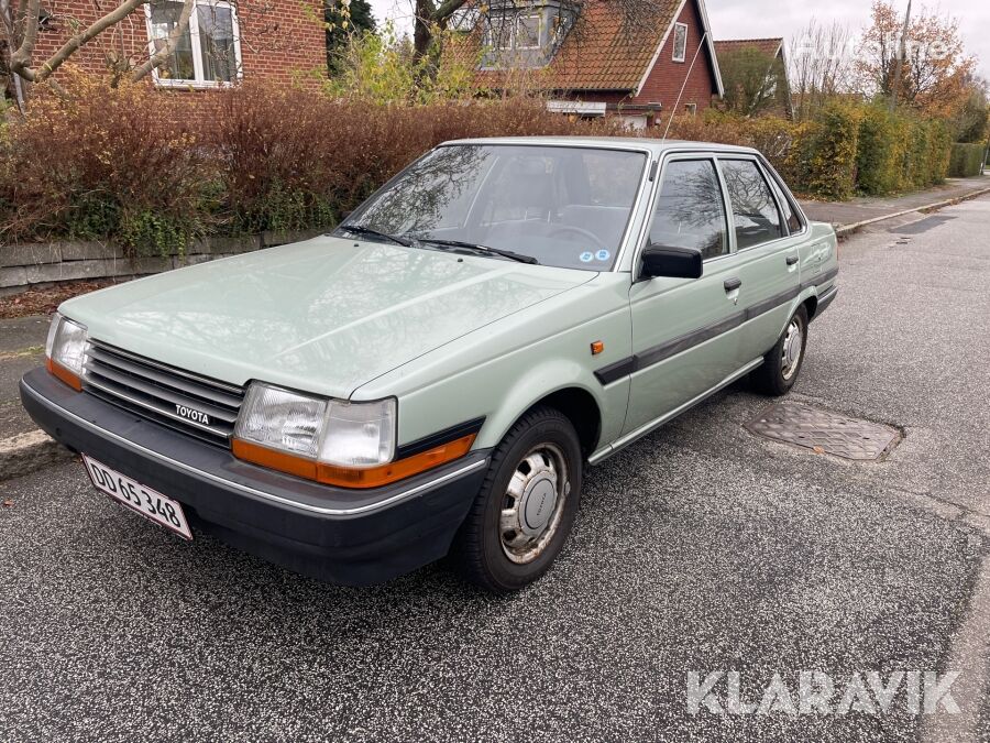 Prodaje se Toyota Carina II sedan na aukciji