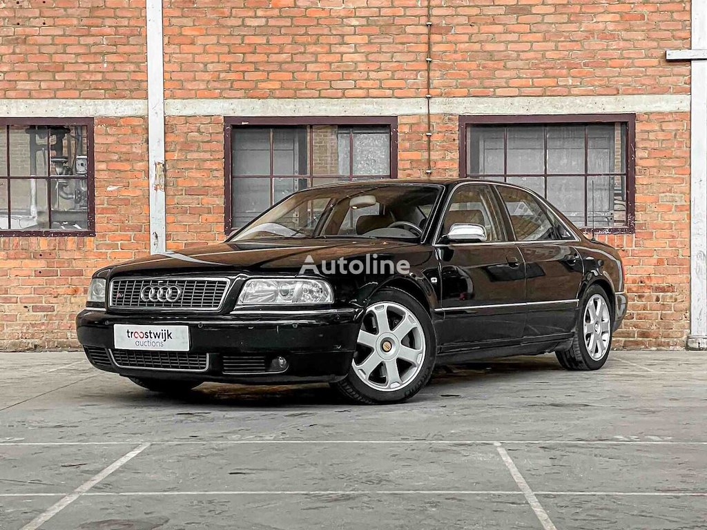 Prodaje se Audi S8 sedan na aukciji