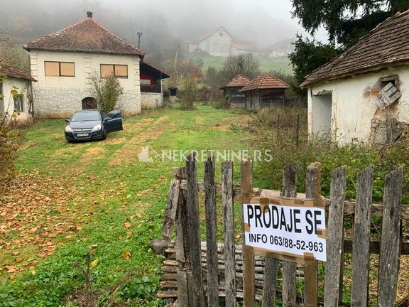 Prodaje se Kuca u selu sa pomoćnim objektima i imanjem - oko 2 hektara