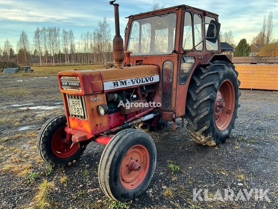 Prodaje se Volvo 600 traktor točkaš na aukciji