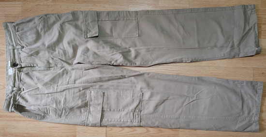 Stradivarius cargo pantalone. dzeparke 40