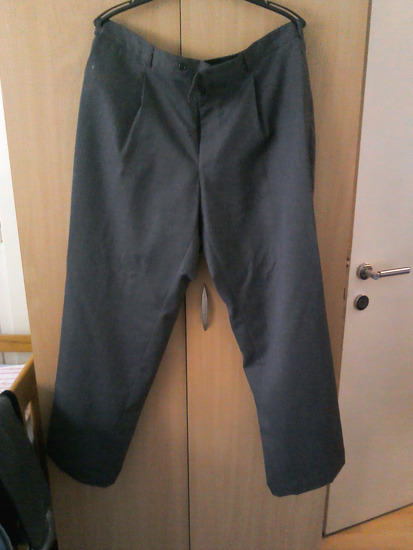 Sive muske pantalone