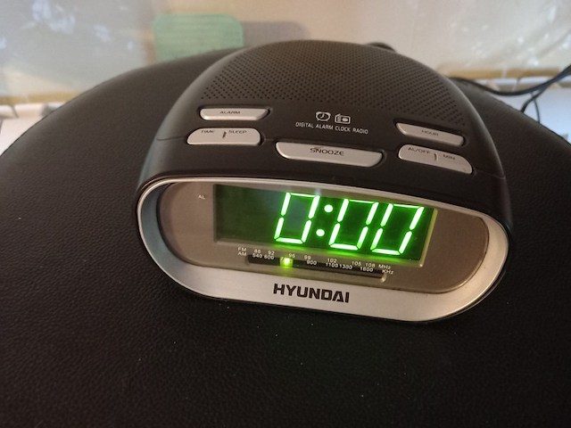 Hyundai FM/SAT/Alarm sa svetlećom skalom.Ispravan