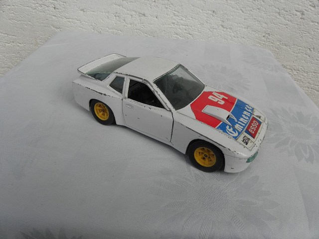 Burago Porsche 924, 1 /24, beli, izgreban. Imam i crven