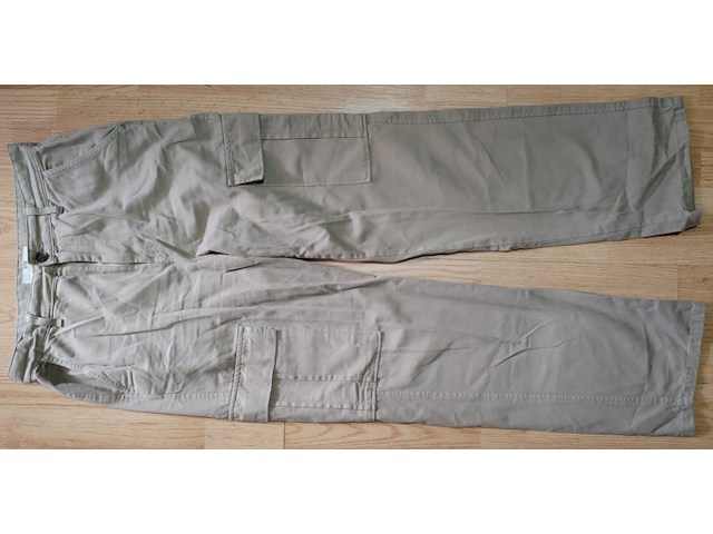 Stradivarius cargo pantalone. dzeparke, dzeparice 40