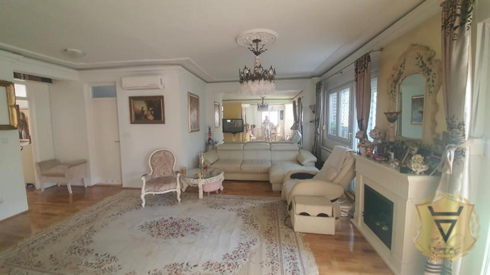 Četvorosoban stan za izdavanje, 150m2, 1.800€