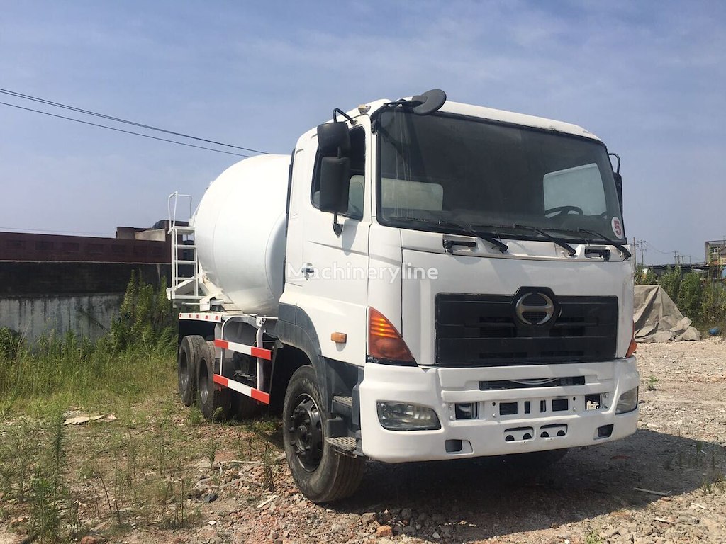 Hino 700 kamion s mešalicom za beton