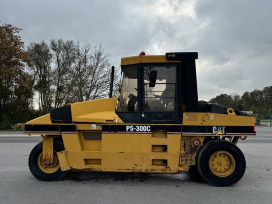 Caterpillar PS300C pneumatski valjak