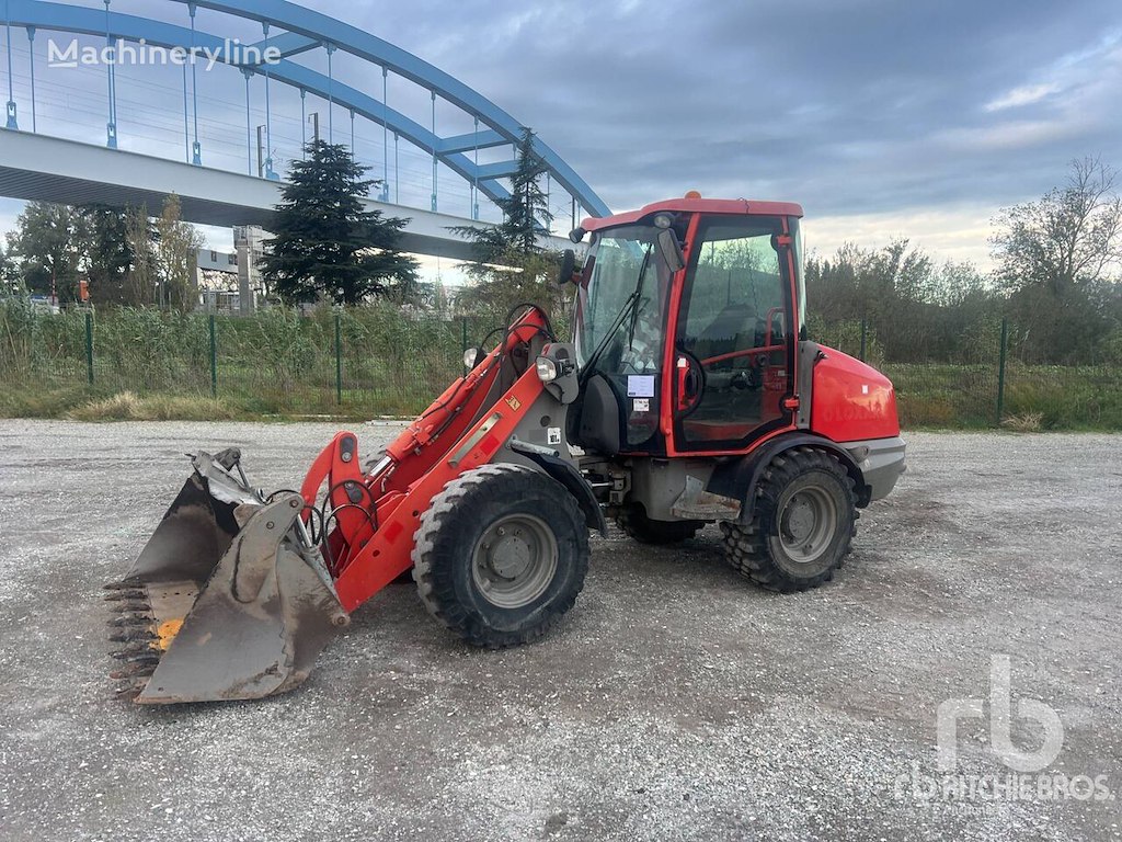 Prodaje se JCB 406B Chargeuse Sur Pneus prednji utovarivač na aukciji