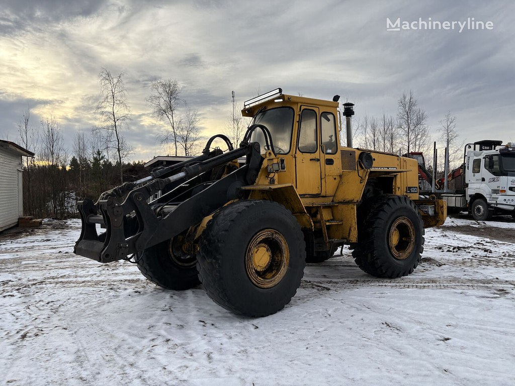 Volvo L120 Pyöräkuormaaja prednji utovarivač