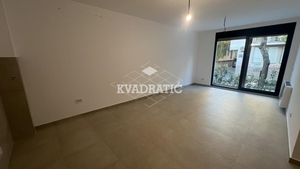 Crveni krst, Garaža, Prazan 55m2, VPR, terasa 1.000 €