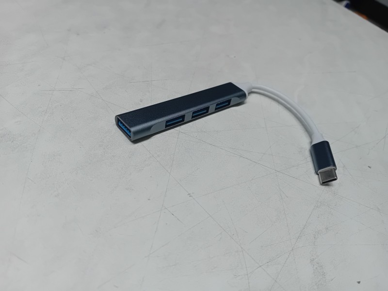 usb c hub na 4 usb 3.0 novo sivo