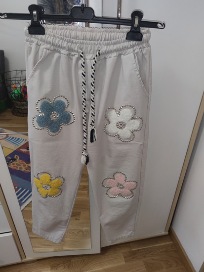 Italijanske pantalone sa teddy cvetovima