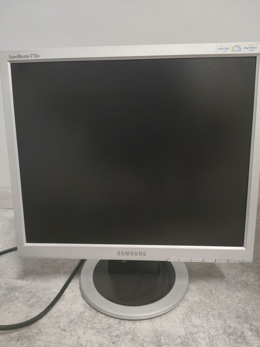 Samsung monitor, korišćen, radi. Moguće lično preuzimanje u Beogradu