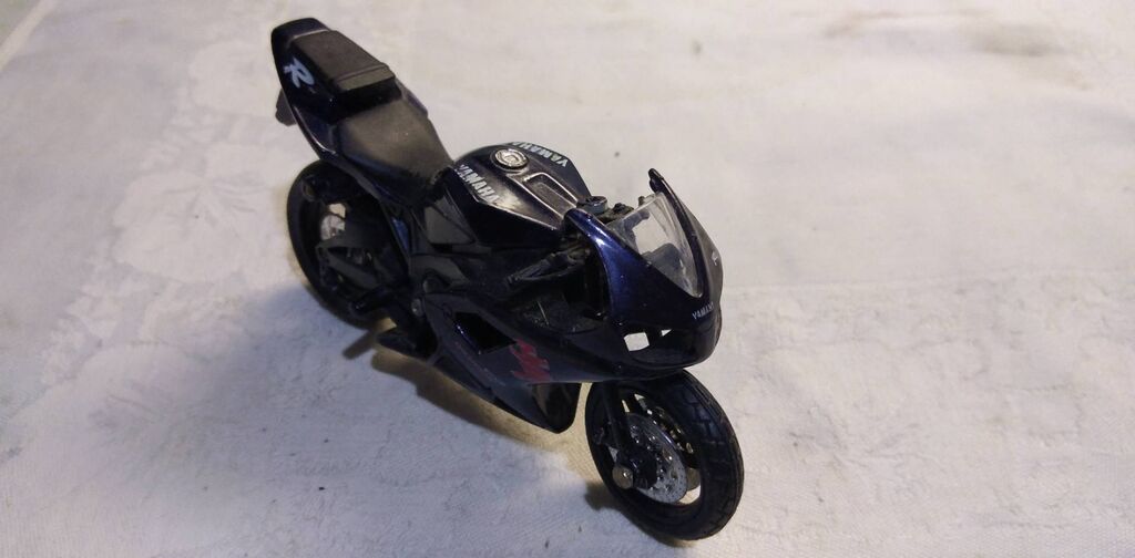 Motor Maisto;Yamaha YZF- R1, 1:18 fale stakla farova i auspuh