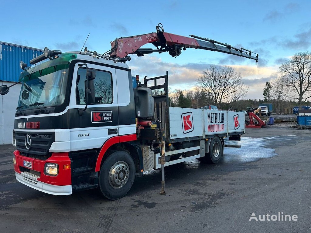 Mercedes-Benz Actros 1832 mp2 fassi 175 5+1 winch radio kamion s ravnom platformom