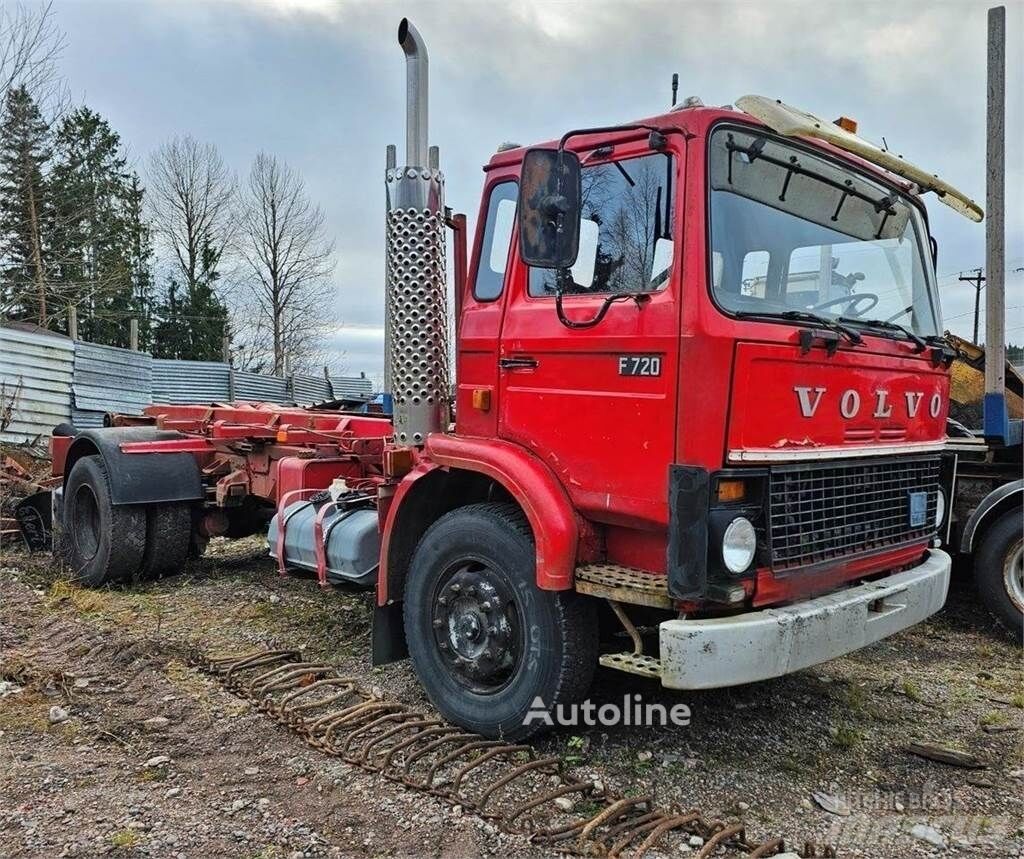 Volvo F720 kamion sa kukom za podizanje tereta