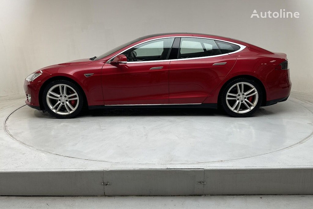 Prodaje se Tesla Model S sedan na aukciji