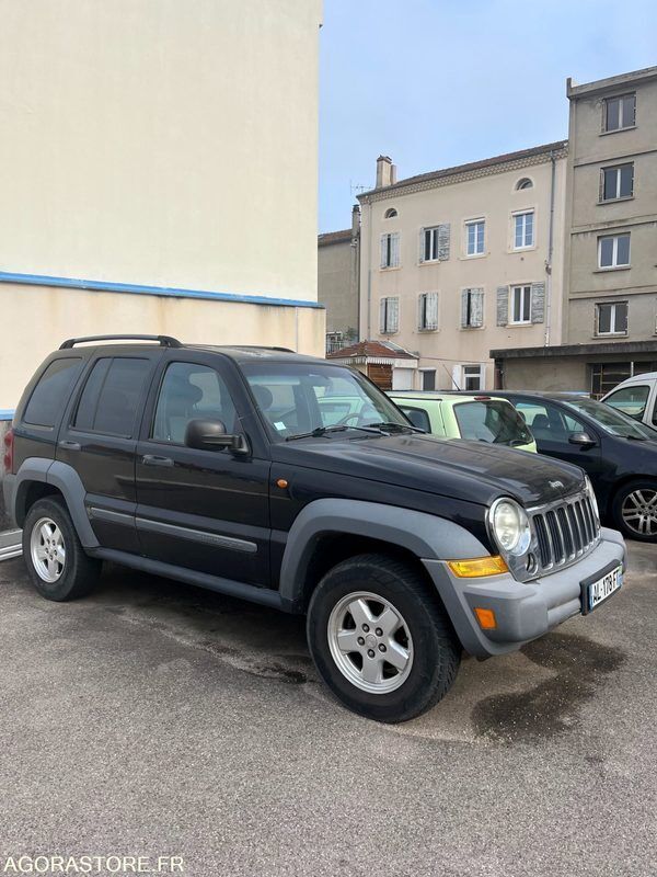 Prodaje se Jeep CHEROKEE terenac na aukciji