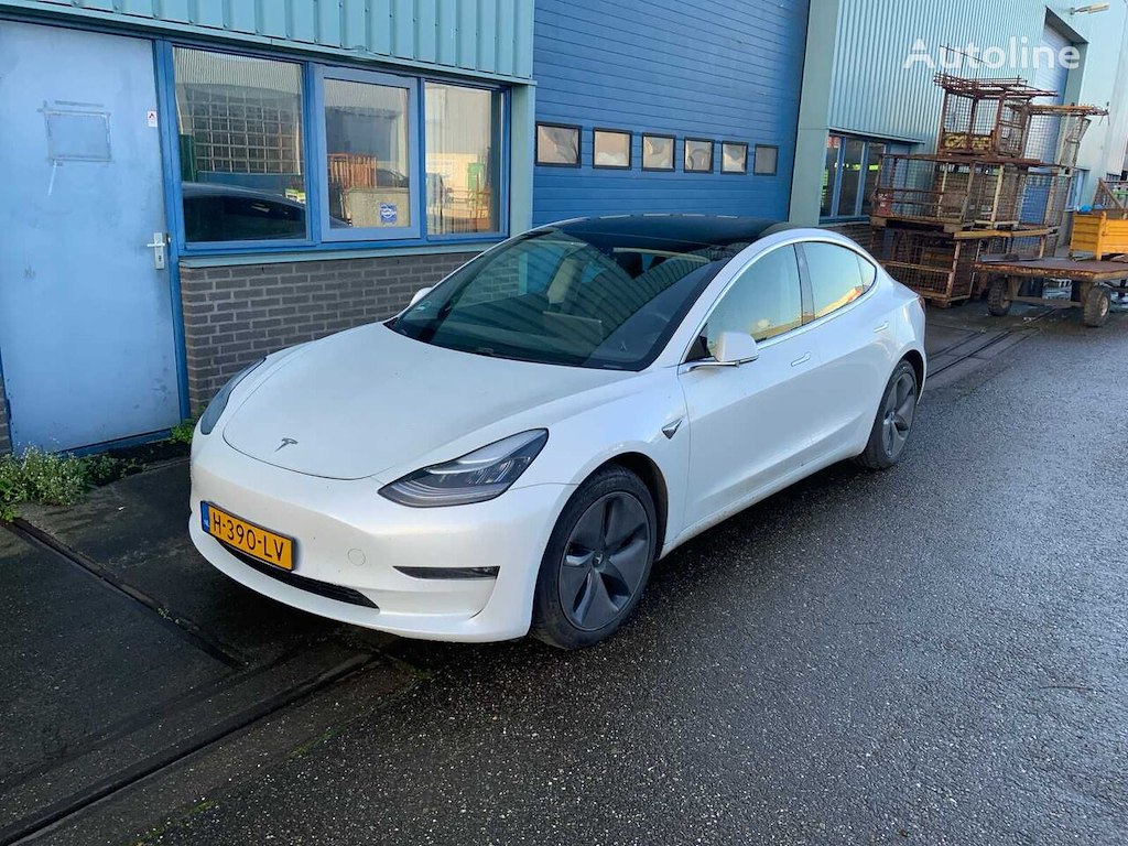 Prodaje se Tesla Model 3 hečbek na aukciji