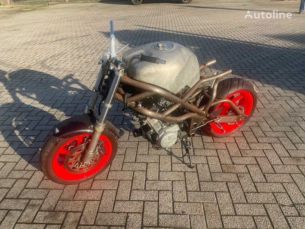 Prodaje se Zelfbouw 900 motocikl na aukciji