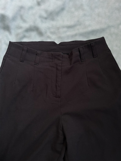 Crne duboke pantalone