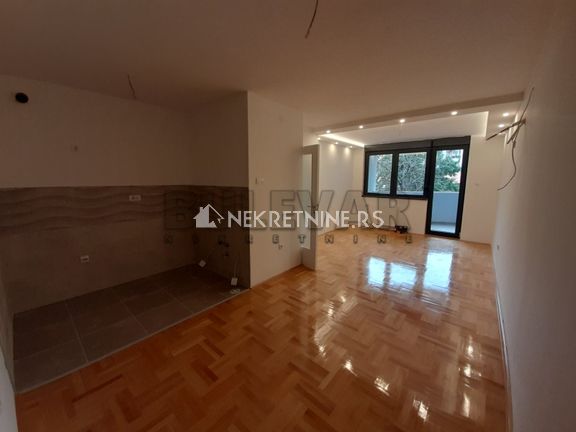 Izdaje se prazan stan, Centar, EG, 66m2, 480e