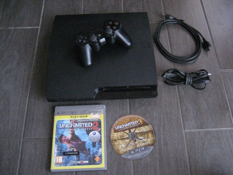 Sony Playstation 3 slim odlican komplet sa poklon igram