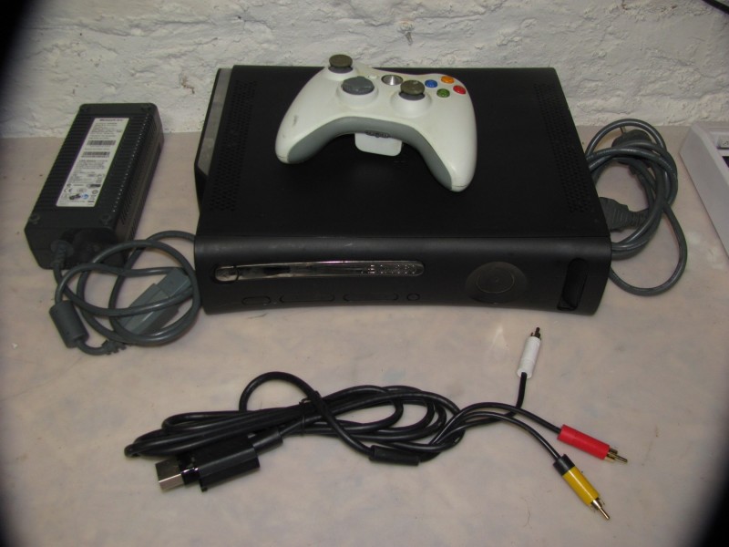 XBOX 360 sa 120GB odlican komplet+poklon igra