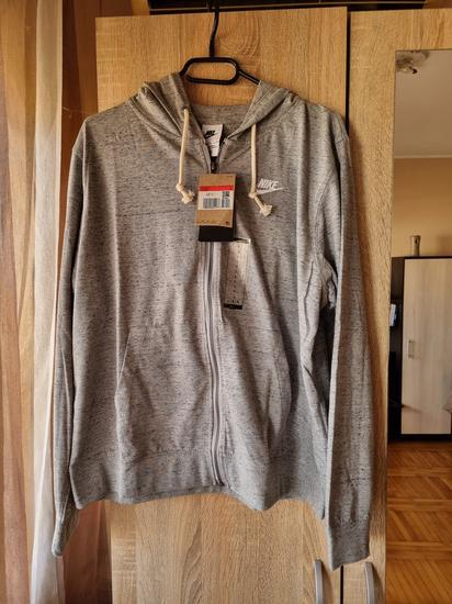 Nike hoodie sa etiketom