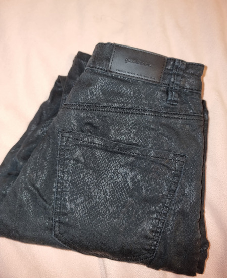 Stradivarius uske pantalone sa printom