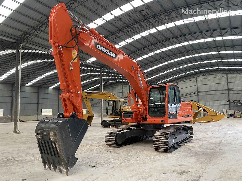 Doosan DX225 bager guseničar