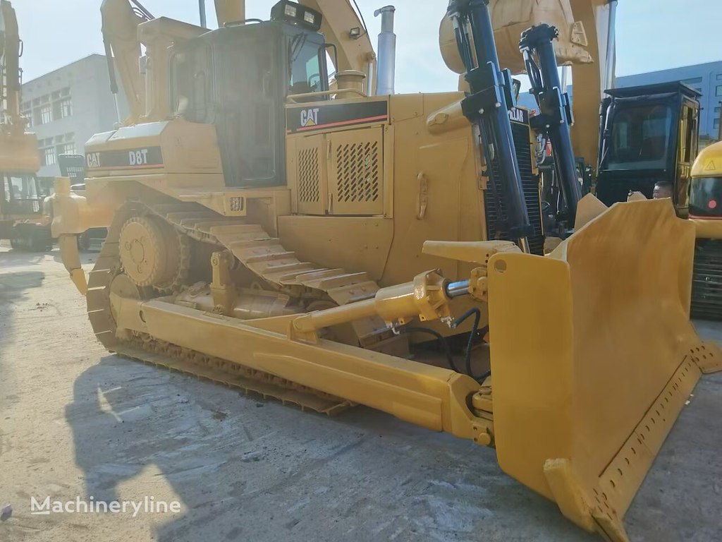 Caterpillar D8T buldožer