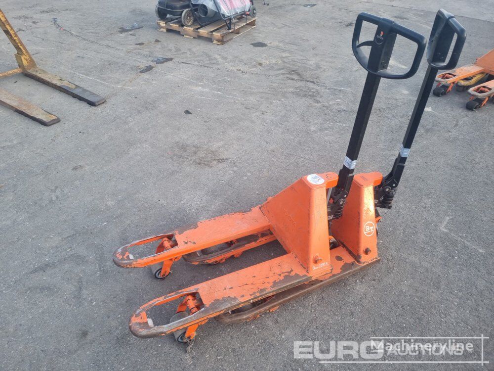 Prodaje se BT Pallet Truck kašiku za prednje utovarivač na aukciji