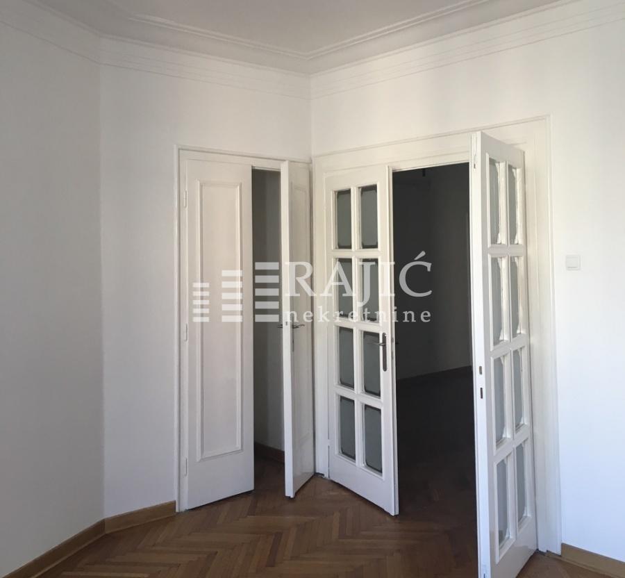 Centar, Dečanska 82m2,3.5-salonski stan #4121 1.100 €