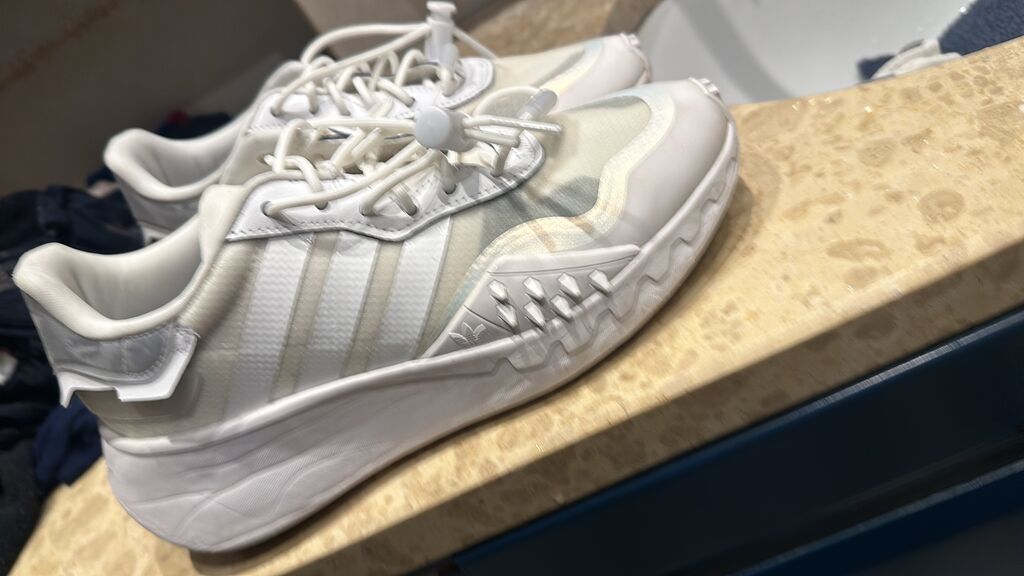 Adidas, 39