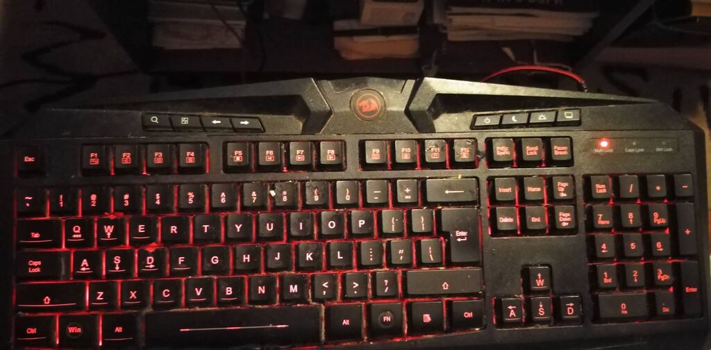 Tastatura Redragon svetleca 1 sarka nedostaje,ostalo ispravno