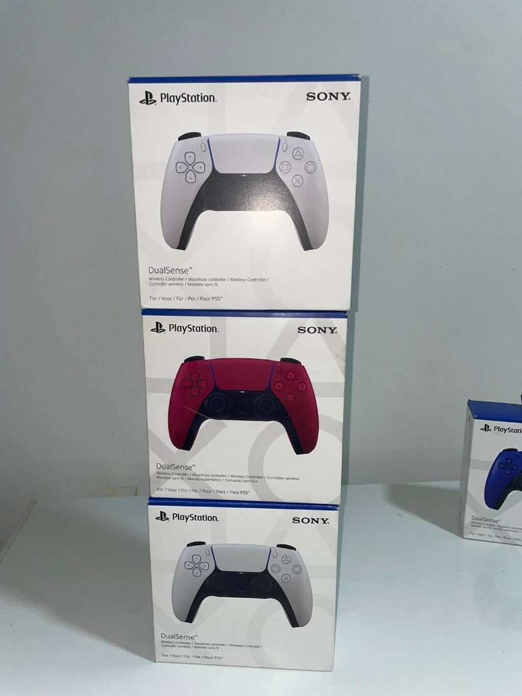 Prodajem PLAYSTATION DUALSENSE 3-Dzojstika 2 bela i 1 crveni