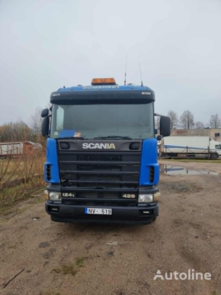 Scania R125 kamion s ravnom platformom