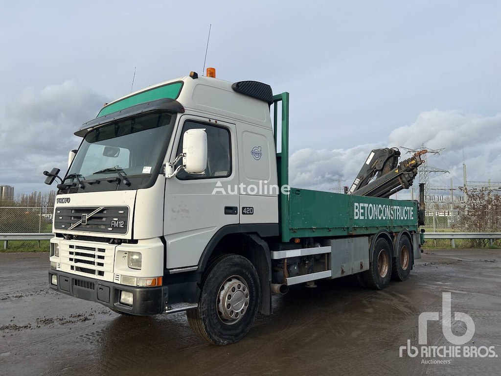 Prodaje se Volvo FM12-420 2000 Hiab 195-5 6500 kg Knuckle kamion s ravnom platformom na aukciji