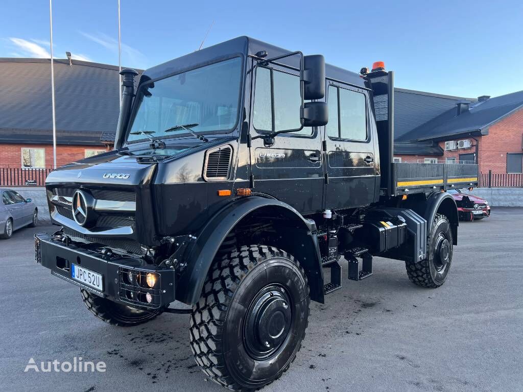 Mercedes-Benz Unimog kamion s ravnom platformom