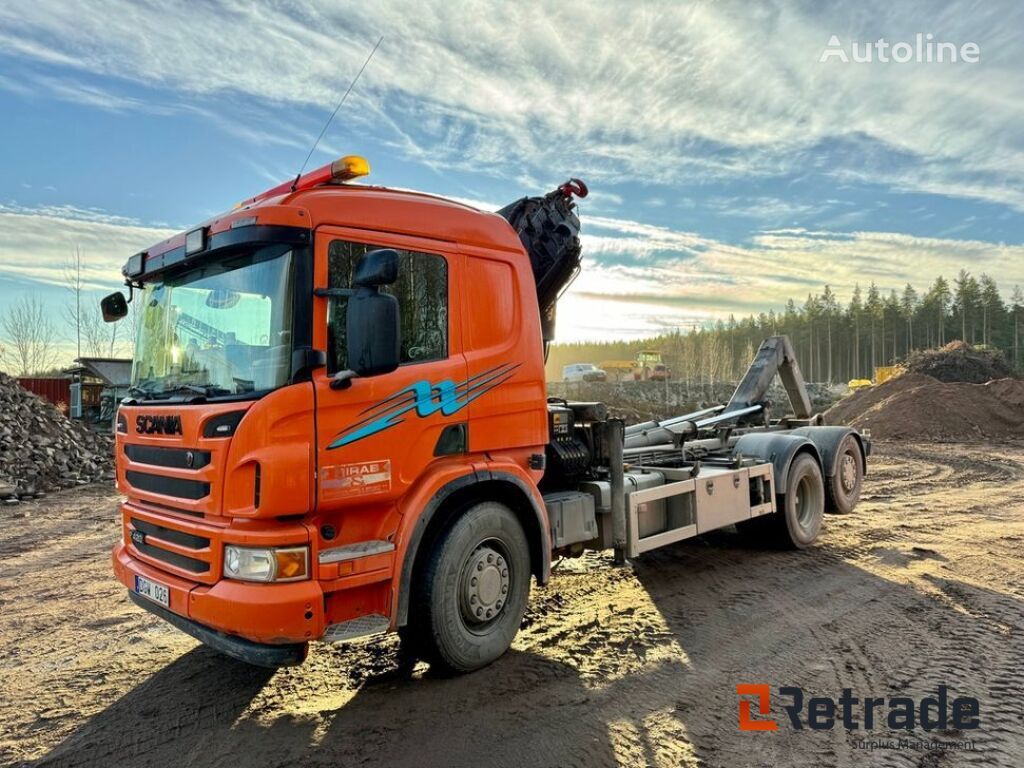 Prodaje se Scania P420LB6X2*4HSA rol kiper sa kukom na aukciji