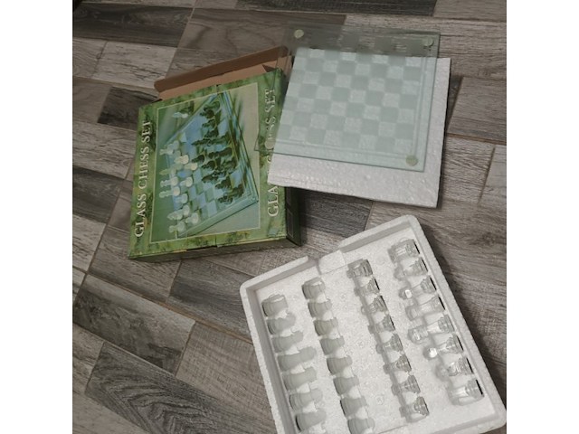 Stakleni sah Glass chess set