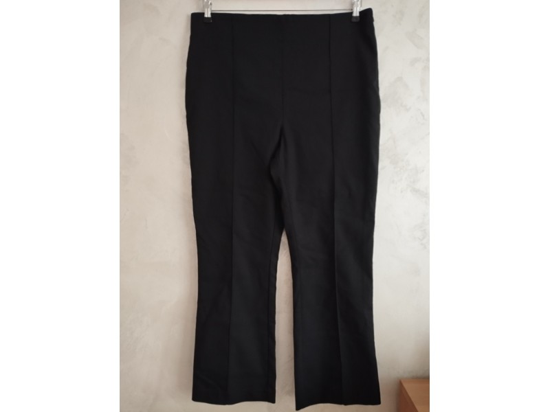 Crne elegantne pantalone na crtu vel 42