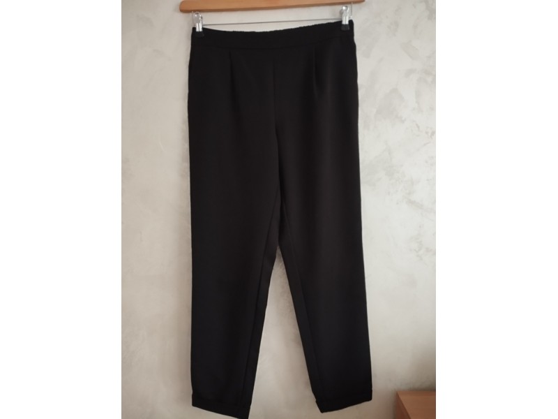 Crne pantalone sa cipkom vel 38