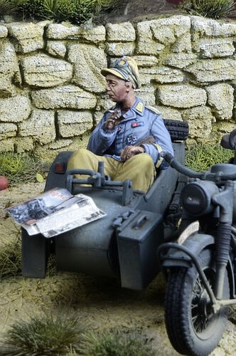 D-DAY miniature studio 35253 Fallschirmjager NCO, BMW R75 Sidecar Rider Italy 1943-44 / North Africa 1942-43