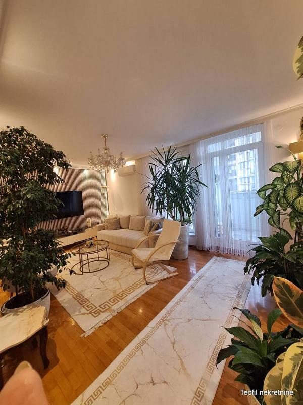 Pariske Komune, Četvorosoban stan na prodaju, 104m2, 357.000€