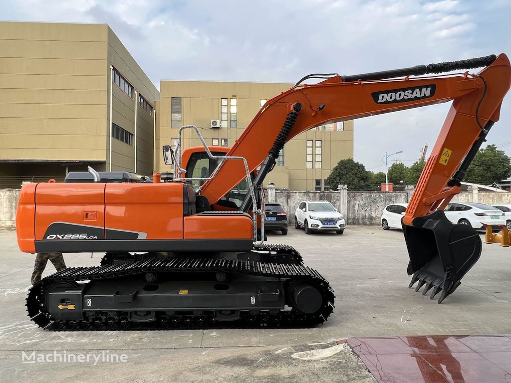 Doosan DX225 bager guseničar